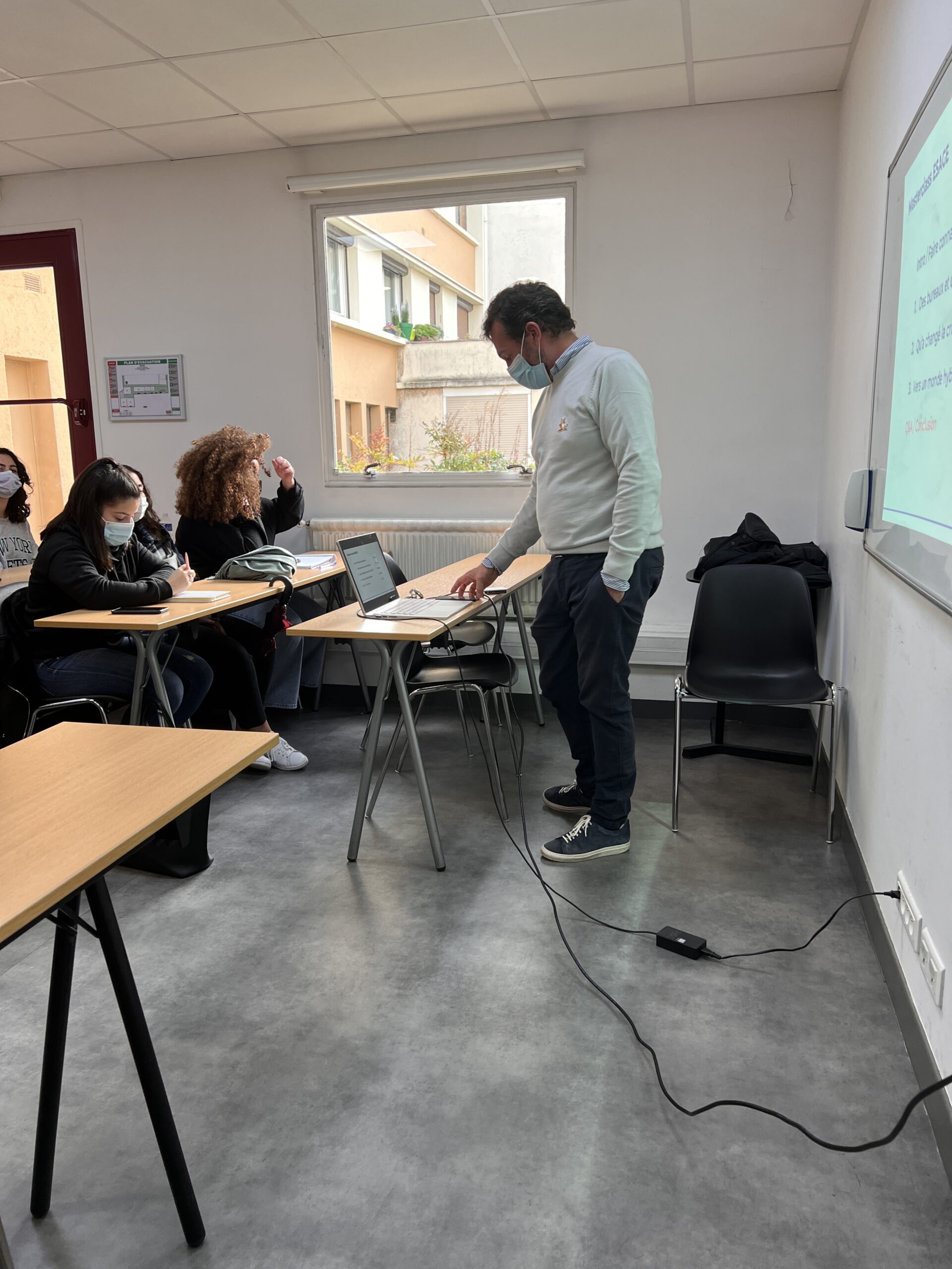 ESAGE – Deskapad fait un détour par notre école pour nos étudiants