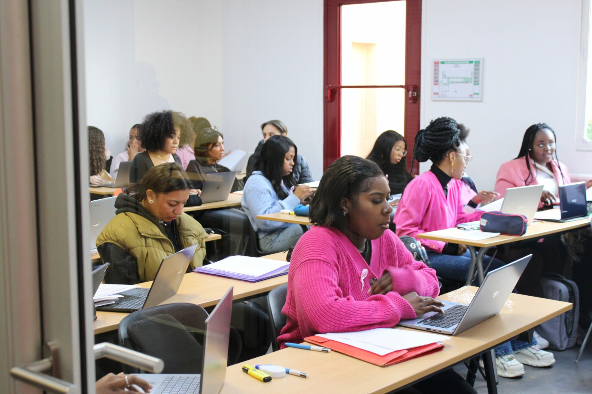 ESAGE – Du rose dans nos locaux à Paris et à Lyon